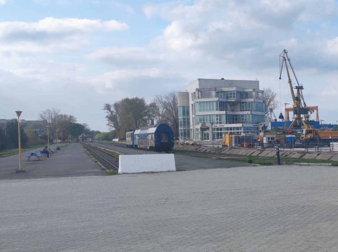Rămași pe peron: S-a stricat locomotiva trenului spre Medgidia ...