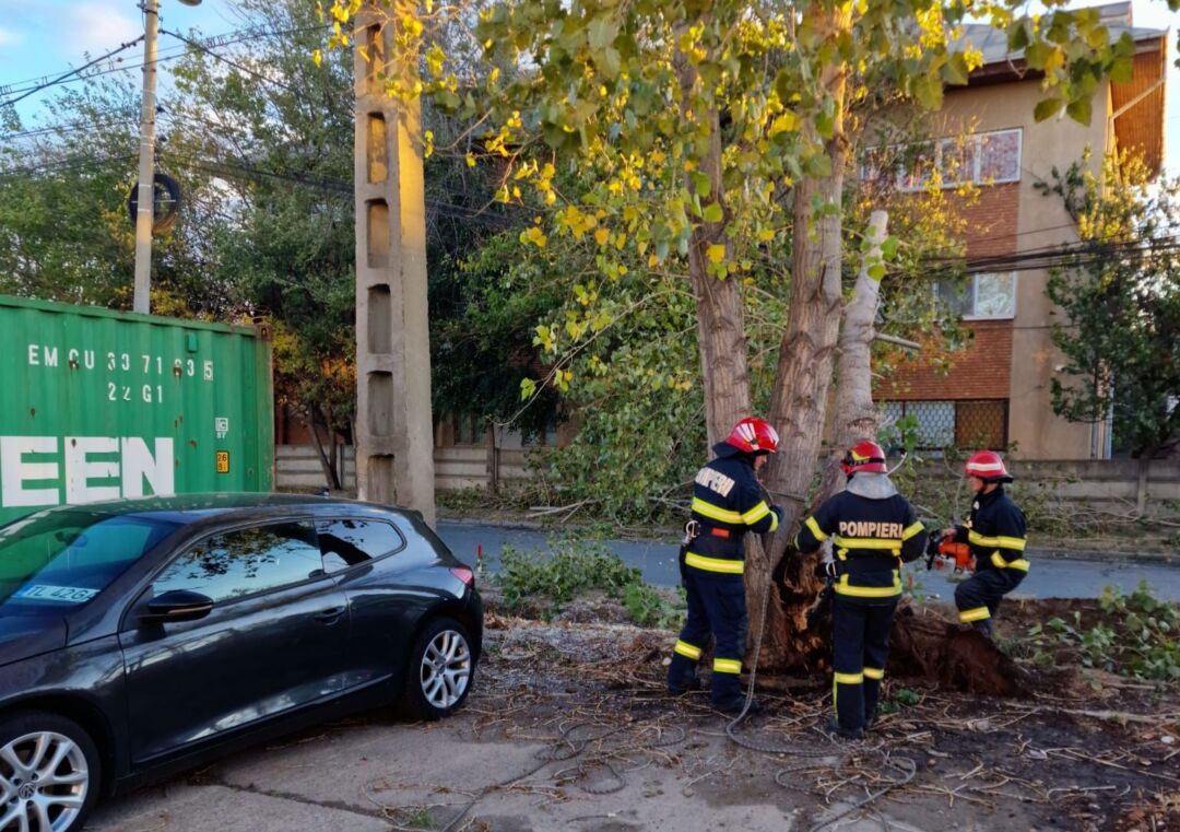 Furtuna de azi a dat de lucru pompierilor! | infotulcea.ro